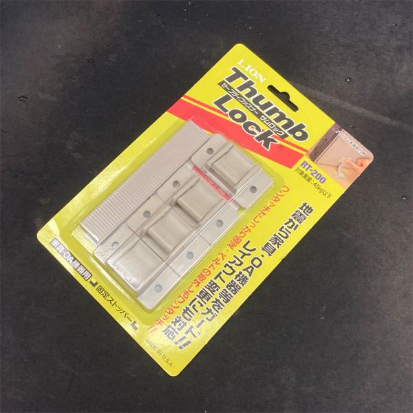【メーカー】：ライオン事務器【型番】：RT-200ライオン事務器のサムロックです。対象重量は45KGあり、パソコン、プリンターモニター他、色んな機器に対応！未開封品ですが、長期在庫の為お安くしております。