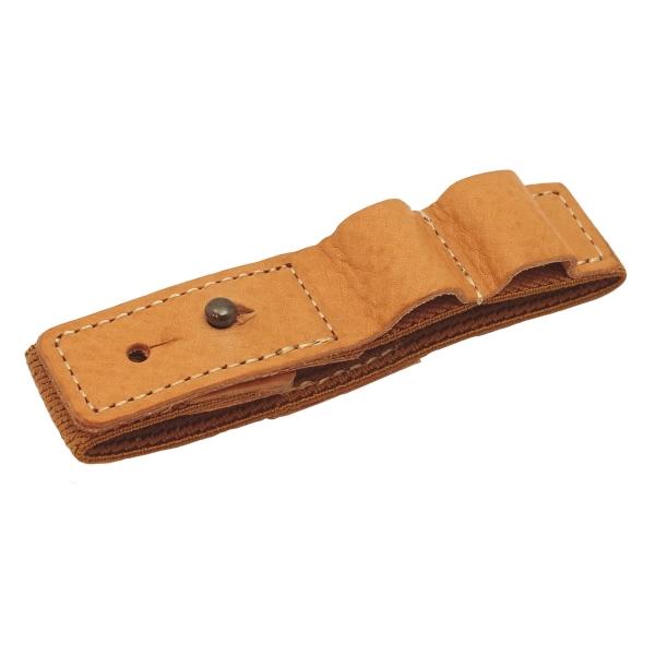 ペンキャッチャーが２つ付いた、2段階調整が可能なブックバンドです。手帳と一緒にペンを2本持ち歩くことができます。また、カバンの中で勝手に手帳が開いてしまうのを防ぐことができます。ゴム製のバンドなので、手帳の厚みが変わってもしっかりホールドし...