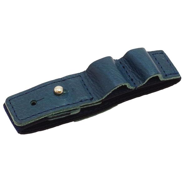 ペンキャッチャーが２つ付いた、2段階調整が可能なブックバンドです。手帳と一緒にペンを2本持ち歩くことができます。また、カバンの中で勝手に手帳が開いてしまうのを防ぐことができます。ゴム製のバンドなので、手帳の厚みが変わってもしっかりホールドし...