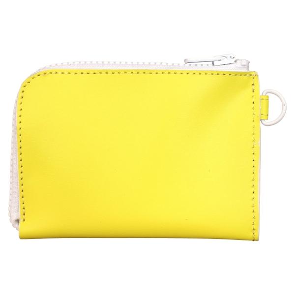 カジュアルで清潔感のある装いの本革製の小型ポーチです。内側には２つ小さな仕切りがあり、３カ所に分けて小物やカードを収納できます。片側の側面までジッパーが続いているため、大きく口が開き、中身を取り出しやすいのが特徴。リップスティックなど少量の...