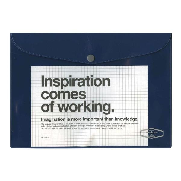 中身を確認することの出来る透明ポケットのビニールブリーフケースです。バックインバッグとしても最適な横型B5変形サイズです。・従来品から、ボタンのカラーや中に入っているシートのデザインが変更になり、よりスタイリッシュになりました。※B5サイズ...