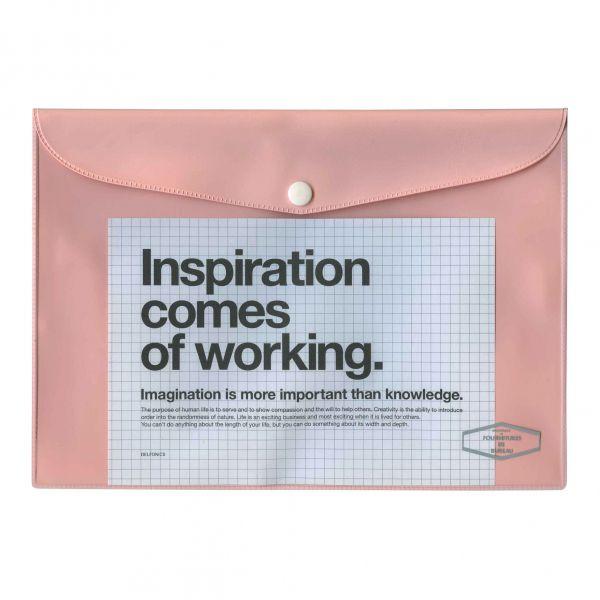 中身を確認することの出来る透明ポケットのビニールブリーフケースです。バックインバッグとしても最適な横型B5変形サイズです。・従来品から、ボタンのカラーや中に入っているシートのデザインが変更になり、よりスタイリッシュになりました。※B5サイズ...