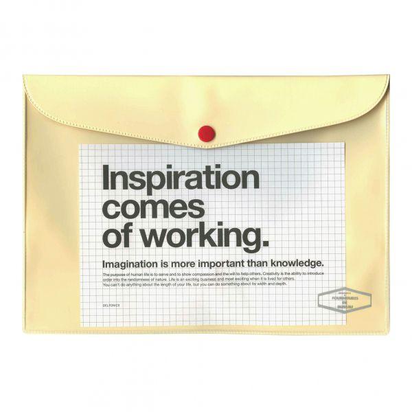 中身を確認することの出来る透明ポケットのビニールブリーフケースです。バックインバッグとしても最適な横型B5変形サイズです。・従来品から、ボタンのカラーや中に入っているシートのデザインが変更になり、よりスタイリッシュになりました。※B5サイズ...