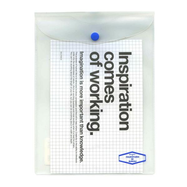 中身を確認することの出来る透明ポケットのビニールブリーフケースです。バックインバッグとしても最適な縦型A5サイズです。本体サイズ:180x245mm(A5変形サイズ）・従来品から、ボタンのカラーや中に入っているシートのデザインが変更になり、...