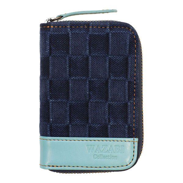 市松模様のデニム生地にカラフルなレザーが印象的なラウンドジップ式のキーケース。ジャガード織り特有の質感が手に馴染みます。内側にはキーリングのほか、カードキーやICカードを収納できるスリップポケットも備えています。仕様：キーリング×6、カード...