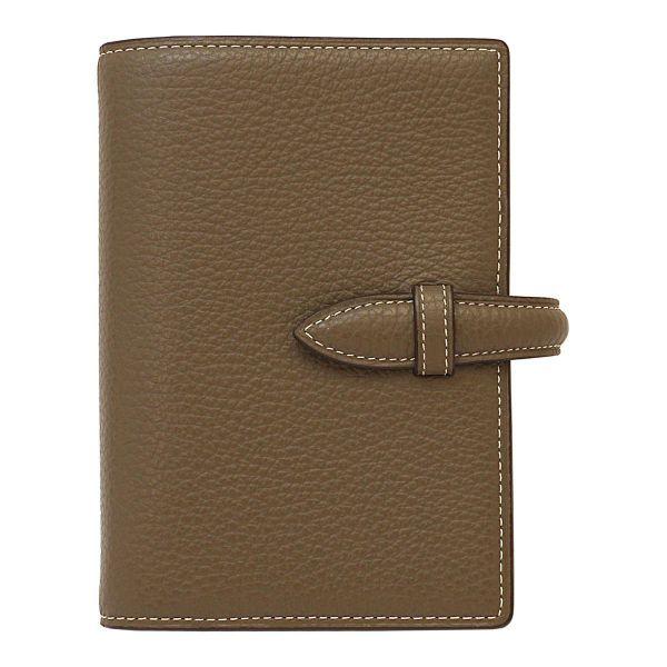 イタリア最大規模の老舗タンナー「マスロット社」によるレザーを使用したミニ６サイズのシステム手帳。「モルビド」は、ふくよかでしなやかな手触りを持ちながら、型崩れやキズに強い「マストロット社」の独自の技術で生み出された丈夫なレザーです。色合いが...