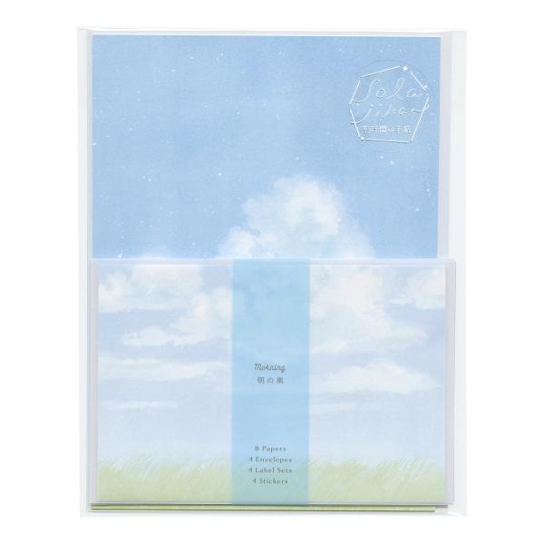 夜明けから真夜中、１日の始まりから終わりまでの空を水彩で描いた「空時間の手紙」のレターセットシリーズ。手紙を書くときの時間や気持ちに合わせて色とりどりの空を楽しめます。宛名ラベルと紙飛行機形の封かんシールに、太陽や星の光をイメージしたキラキ...