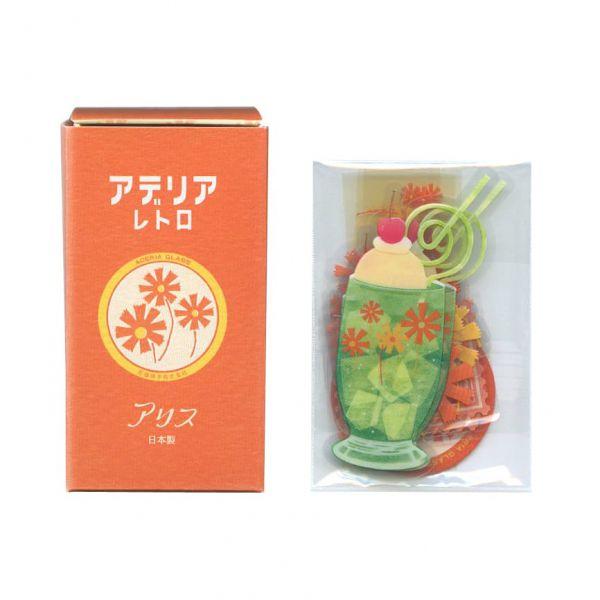 話題のアデリアレトロ文具シリーズにかわいいフレークシールが仲間入り！！アデリアレトロのグラスが入った外箱をミニチュア化したパッケージがかわいいフレークシール。スリーブ式で引き出した箱の中面までもデザインされたこだわりのアイテムです。パッケー...