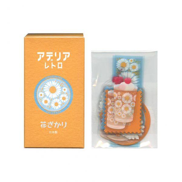 話題のアデリアレトロ文具シリーズにかわいいフレークシールが仲間入り！！アデリアレトロのグラスが入った外箱をミニチュア化したパッケージがかわいいフレークシール。スリーブ式で引き出した箱の中面までもデザインされたこだわりのアイテムです。パッケー...