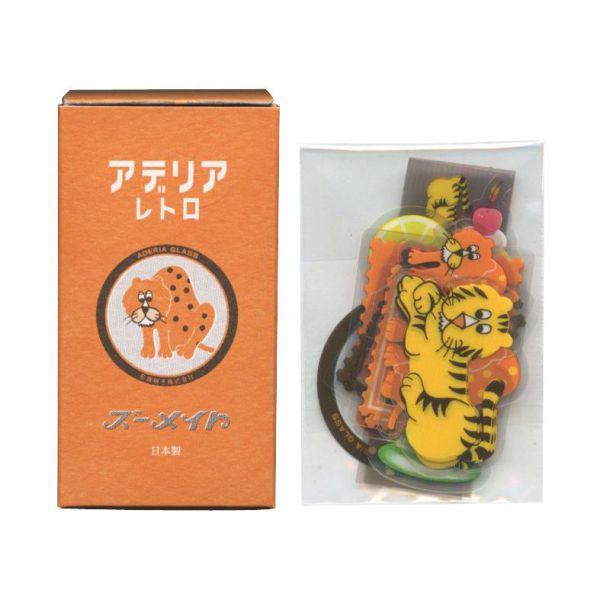 話題のアデリアレトロ文具シリーズにかわいいフレークシールが仲間入り！！アデリアレトロのグラスが入った外箱をミニチュア化したパッケージがかわいいフレークシール。スリーブ式で引き出した箱の中面までもデザインされたこだわりのアイテムです。パッケー...