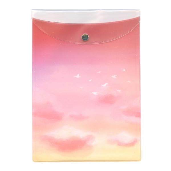 ノートや手帳、ペンなどを収納するのにピッタリなA5サイズのフラットケースです。大切な書類やレシート、ショップカードなどを収納するのにも便利です。蓋部分と背面は透明素材(梨地)となります。折れ曲がりを防ぐ透明板が中に入っており、下敷きとしても...