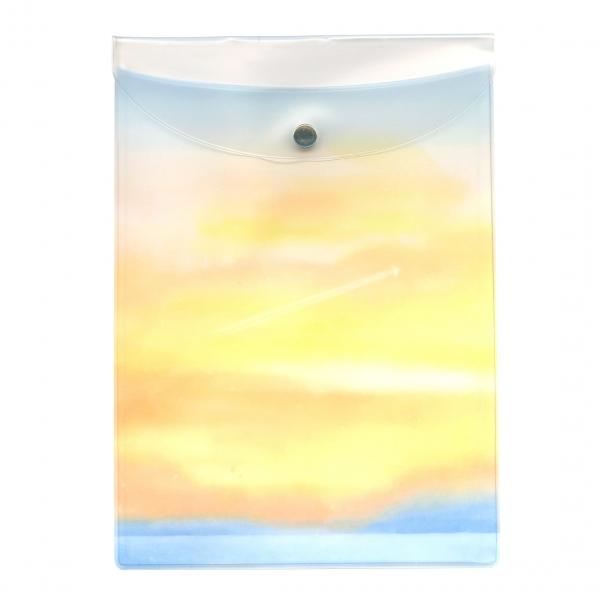 ノートや手帳、ペンなどを収納するのにピッタリなA5サイズのフラットケースです。大切な書類やレシート、ショップカードなどを収納するのにも便利です。蓋部分と背面は透明素材(梨地)となります。折れ曲がりを防ぐ透明板が中に入っており、下敷きとしても...