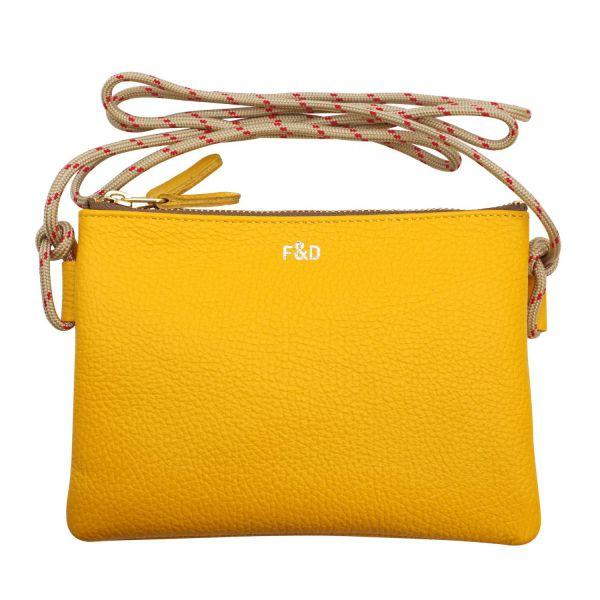 本革のレザーショルダーバッグです。素材の革は、イタリアンカーフレザーを縮めて シボ(シワ)を出したシュリンクレザーを使用しています。自動車のシートにも使われる丈夫な革で日焼けしません。全ての生産工程が日本国内で行われています。紐の長さ：2m...