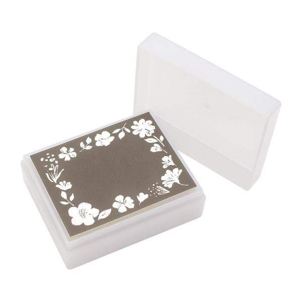 ぬりえの様にインクをさして多色に押せる浸透印タイプのスタンプです。?インクを自分で入れるので好きな配色のスタンプにできます。さらに別の色を補充すればまた違った色合いのスタンプに早変わりさせることができます。デザインはひとこと書き込めるフレー...