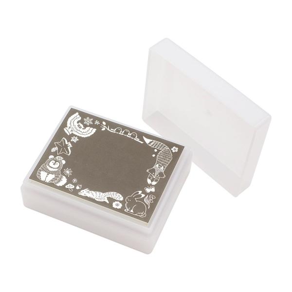 ぬりえの様にインクをさして多色に押せる浸透印タイプのスタンプです。?インクを自分で入れるので好きな配色のスタンプにできます。さらに別の色を補充すればまた違った色合いのスタンプに早変わりさせることができます。デザインはひとこと書き込めるフレー...