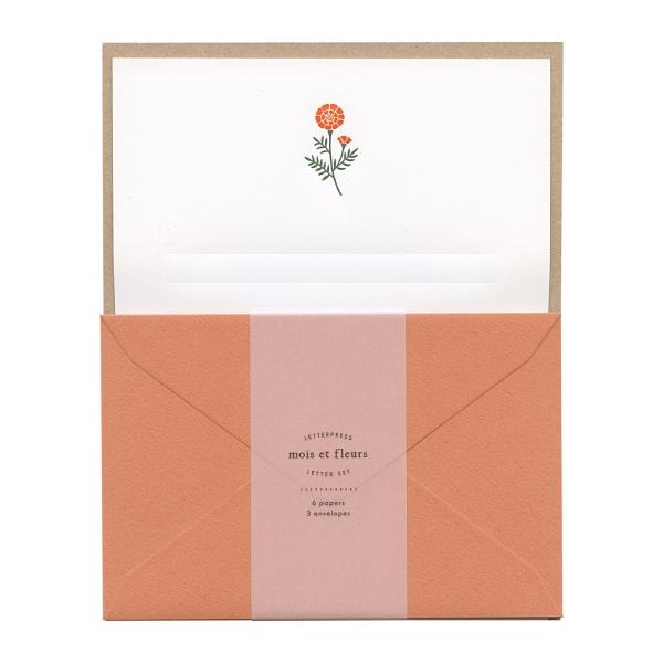 12か月それぞれの季節に咲くお花をモチーフにした「mois et fleurs/モワ・エ・フルール」シリーズのレターセットです。活版印刷ならではの凹凸やかすれなど、1つ1つ異なる風合いが楽しめます。罫線が無地のエンボス加工なので控えめで上品...