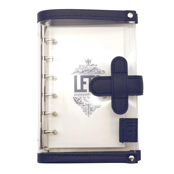 PVCビニールと国産本革を組み合わせた透明感のあるシステム手帳です。透明PVCを国産オイルスムースレザーで囲い、ベルト通しは革同士を縫い合わせることで硬くしっかりと手帳を留めることができます。透明のPVCビニール素材は片面非転写15mm厚で...