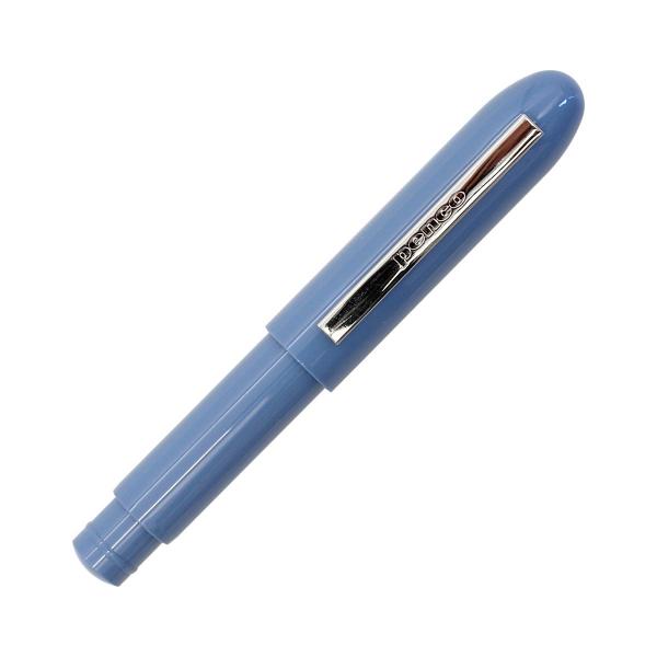 pencoオリジナルのバレット(弾丸)型のシャーペンです。シンプルで美しい流線形のフォルムが特徴。キャップ式で使用するときは後ろへ挿した状態でノックできる仕様となっています。携帯時はわずか10cmほどのコンパクトな設計ながら、筆記時にはキャ...