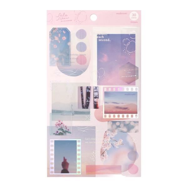 フォトグラファーの花澤杏華さんが撮影した空や風景の写真を使用したコラージュシール。手帳デコやノートデコにおすすめな素材違いの2枚がセットになったシールです。写真のフィルム風シールや、タグの形やゆるい丸、線書きのイラストなど、さまざまな種類の...