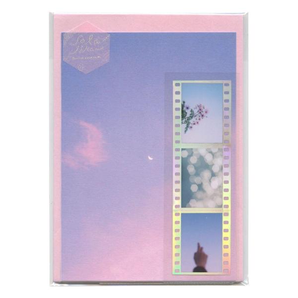 かけがえのない日々の「一瞬」を集めたレターセット。便箋はフォトグラファーの花澤杏華さんが撮影した空や風景の写真を使用した3柄。封緘シールは写真のフィルムをイメージしたデザインで、ホログラム箔を使用する事によって、見る角度や光の当たり具合で色...