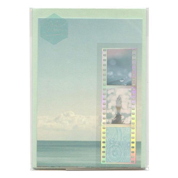 かけがえのない日々の「一瞬」を集めたレターセット。便箋はフォトグラファーの花澤杏華さんが撮影した空や風景の写真を使用した3柄。封緘シールは写真のフィルムをイメージしたデザインで、ホログラム箔を使用する事によって、見る角度や光の当たり具合で色...
