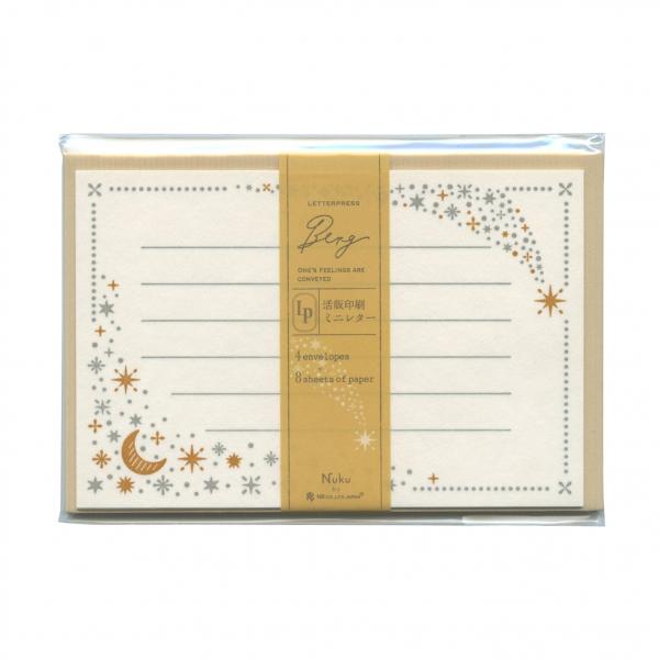 瞬く星々と流れ星をモチーフにした、手のひらサイズの小さいレターセットです。昔ながらの印刷方法である活版印刷ならではの、一枚一枚異なる風合いをお楽しみください。便箋8枚、封筒4枚入※一部写真には別カラーを使用しております: 600000022...