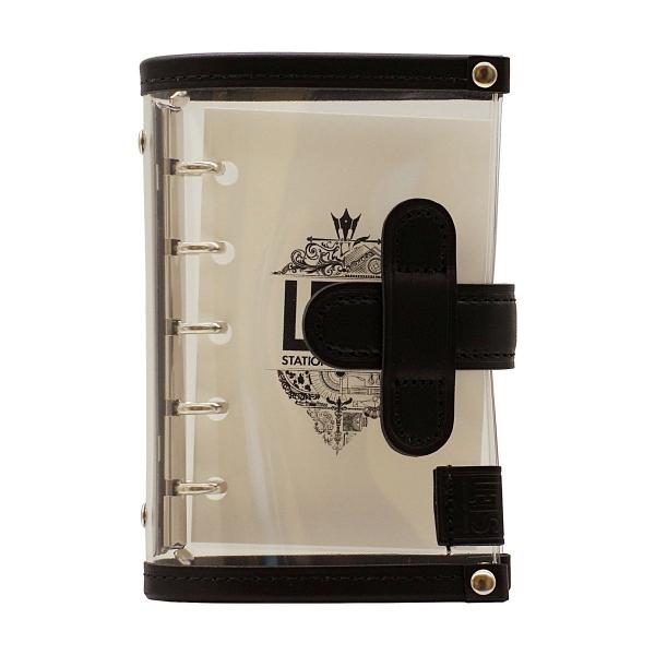 PVCビニールと国産本革を組み合わせた透明感のあるシステム手帳にM5サイズが登場!透明PVCを国産オイルスムースレザーで囲い、ベルト通しは革同士を縫い合わせることで硬くしっかりと手帳を留めることができます。透明のPVCビニール素材は片面非転...