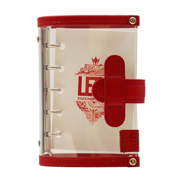 PVCビニールと国産本革を組み合わせた透明感のあるシステム手帳にM5サイズが登場!透明PVCを国産オイルスムースレザーで囲い、ベルト通しは革同士を縫い合わせることで硬くしっかりと手帳を留めることができます。透明のPVCビニール素材は片面非転...