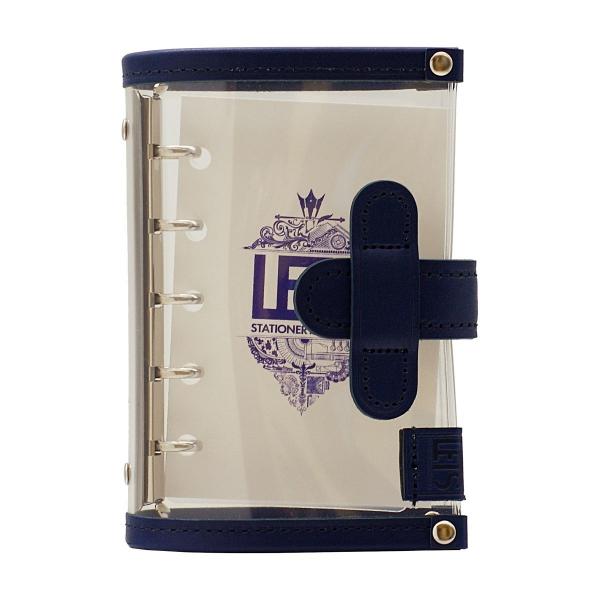 PVCビニールと国産本革を組み合わせた透明感のあるシステム手帳にM5サイズが登場!透明PVCを国産オイルスムースレザーで囲い、ベルト通しは革同士を縫い合わせることで硬くしっかりと手帳を留めることができます。透明のPVCビニール素材は片面非転...