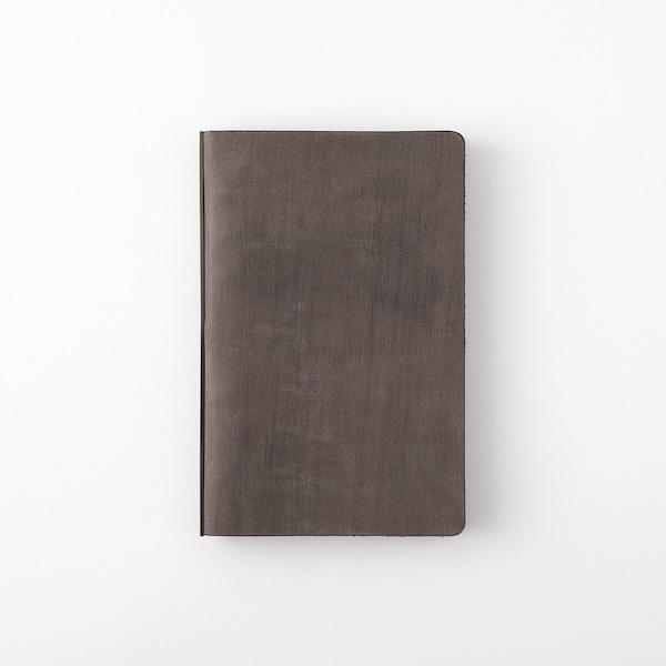 デザインフィル社のブランド「PLOTTER/プロッター」のレザーバインダー。待望の「ホースヘア」シリーズがVer2として登場！繊細なホースヘアーをイメージしたラインを職人の手で一枚一枚丁寧にスクラッチして起毛させたフルハンドメイドレザー。た...