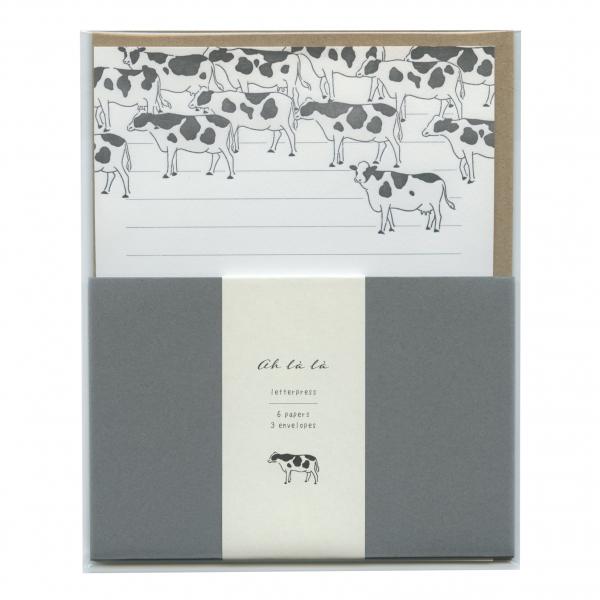 あらら行列だ。まっさらな紙では勇気のいることも、動物たちが行列をつくってくれている隙に思いきって伝えてみませんか。シンプルながらも繊細な線で描かれたたくさんの行列は、書く人の手元を温かく彩り、受け取った人の心もほぐしてくれそうな存在感があり...