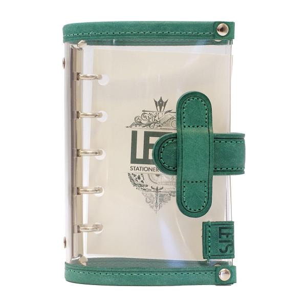 PVCビニールと国産本革を組み合わせた透明感のあるシステム手帳にM5サイズが登場!イタリアンレザーであるMAYAレザー(旧プエブロ)は発色の良さはもちろん、ザラッとした毛羽立ちがあり素早くエイジングするため革の変化を自分らしく楽しむことがで...