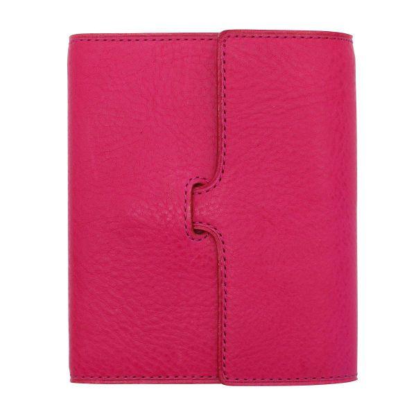 ベルトの先端が内側に隠れるシンプルな見た目が特徴の「カクシリーズ」のシステム手帳です。表側にはエイジングと独特なシワが特徴のイタリア・ヴィルジリオ社製のリネアヴァスカボックスを採用。内側には同じくヴィルジリオ社製のマルゴーを贅沢に使用してい...