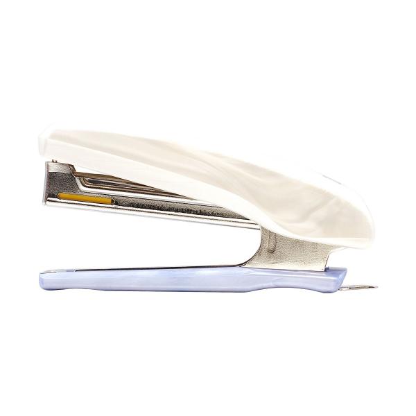 ロングセラーホッチキス「HD-10D」をベースに採用したサステナブル対応モデル。自社製品を製造する過程で発生するプラスチック端材と、バイオマスプラスチックを本体カバーに使用しています。本体カバーはサステナブル素材を混ぜてできた、無着色の自然...