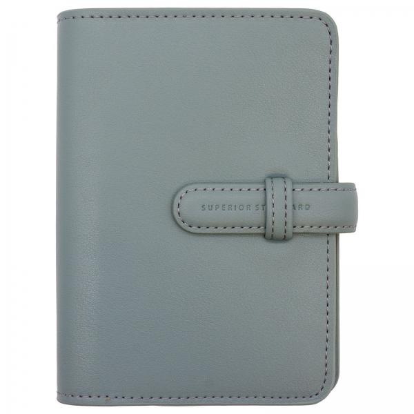 リーズナブルかつ独自のカラー展開が人気のSuperior Standardシリーズのシステム手帳、コンパクトなミニ6サイズです。ペン軸の太さに合わせて調整できる可動式のペンホルダーや、便利なカードポケット2個とスリーブポケット付き。リング径...