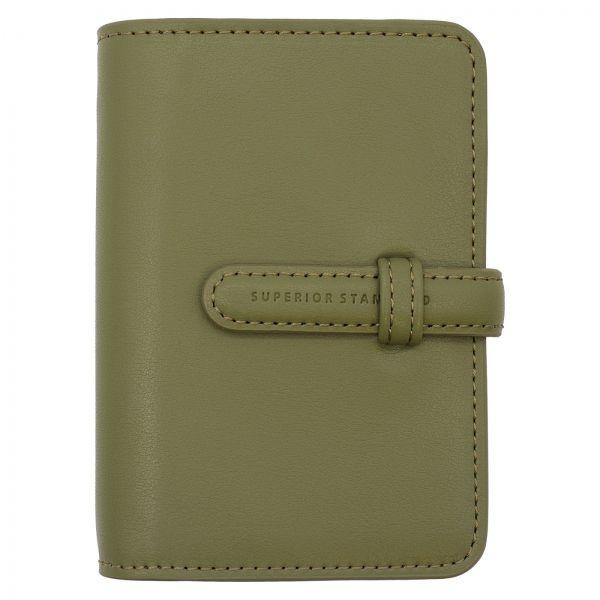 リーズナブルかつ独自のカラー展開が人気のSuperior Standardシリーズのシステム手帳、持ち運びに便利なM5(マイクロ5)サイズです。ペン軸の太さに合わせて調整できる可動式のペンホルダーや便利なカードポケット、スリーブポケット付き...