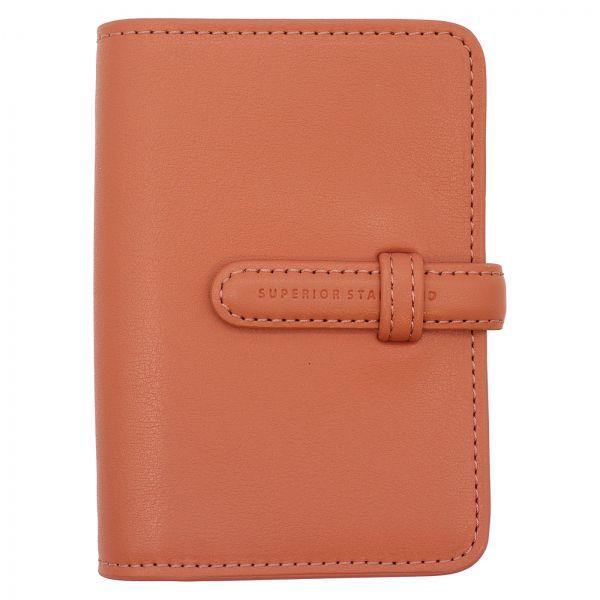 リーズナブルかつ独自のカラー展開が人気のSuperior Standardシリーズのシステム手帳、持ち運びに便利なM5(マイクロ5)サイズです。ペン軸の太さに合わせて調整できる可動式のペンホルダーや便利なカードポケット、スリーブポケット付き...