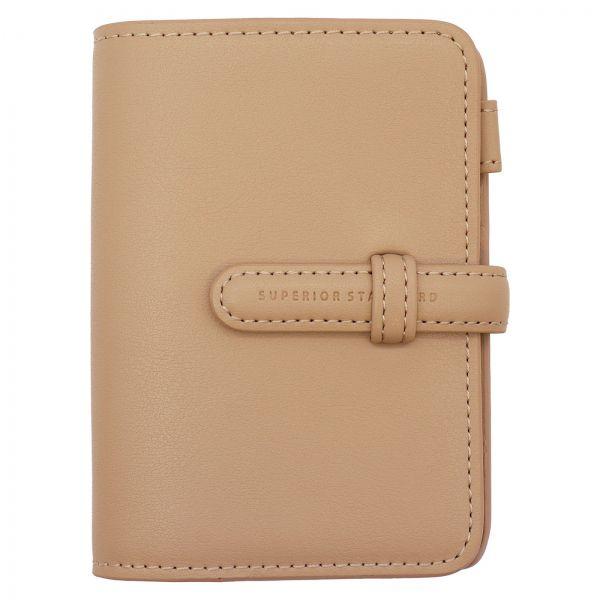 リーズナブルかつ独自のカラー展開が人気のSuperior Standardシリーズのシステム手帳、持ち運びに便利なM5(マイクロ5)サイズです。ペン軸の太さに合わせて調整できる可動式のペンホルダーや便利なカードポケット、スリーブポケット付き...