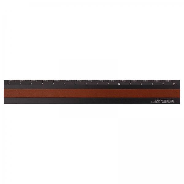 イタリアンレザーのブッテーロを採用した、アルミとレザーのハイブリッド定規です。裏面の凹凸と傾斜により、指一本で軽く浮かせ持ち上げられます。素材:アルミ×レザー(ブッテーロ)・15cm定規・日本製・キャラメル箱入り: 600000024505...