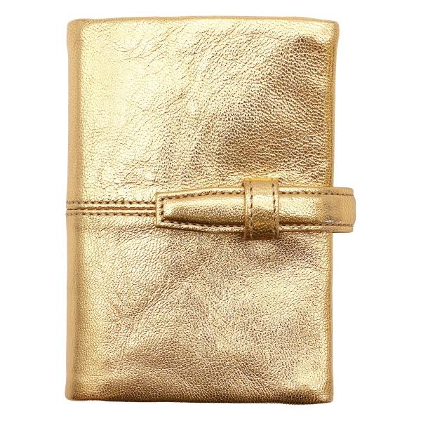 ブリットハウスさんの定番トスタゴートに箔加工された限定カラーのミニ5サイズシステム手帳です。革の表面に貼られた箔は信頼性のある日本製を使用。ふっくらとした風合いや柔らでしなやかな質感の特徴は定番そのままです。可動式ペンホルダー付きのため直径...