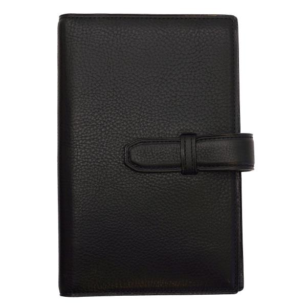 イタリア・ヴィルジリオ社製のリネアヴァスカボックスを使用したバイブルサイズのシステム手帳です。手触りの良さや細かく凹凸のはっきりしたシボのやわらかい雰囲気を感じられます。アニリン染料をベースとした「バケッタ製法」を用いており、革本来が持つ独...