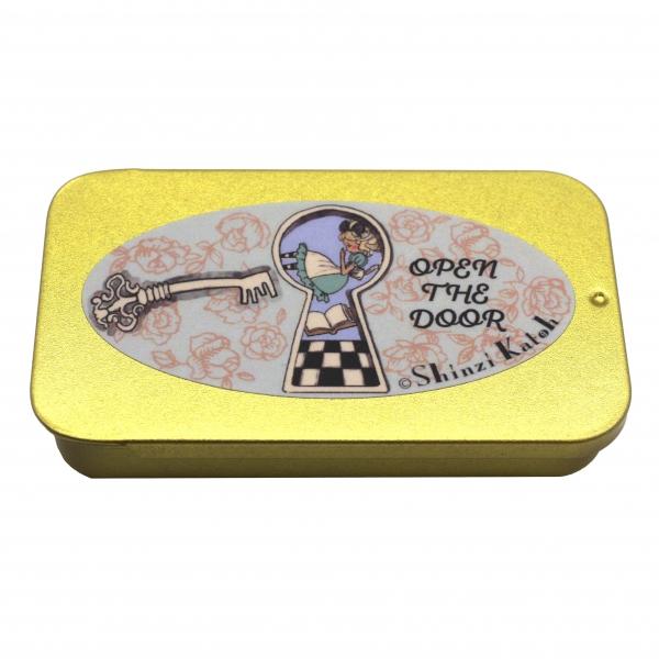 雑貨デザイナー×絵本作家Shinzi Katoh(シンジカトウ)が『不思議の国のアリス』の世界を描いたフレークシールです。アリスや物語に登場するキャラクターたちのフレークシールを、ゴールドのスライド缶ケースに詰め込んでいます。クラフト紙素材...