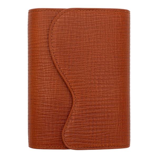 パルメラート・レザーを贅沢に内外に使用したシステム手帳。曲線でデザインされたマグネットフラップが特徴の「カルマ」です。パルメラートレザーは、とても繊細な模様を施した牛革です。傷や汚れがつきにくく、撥水性も高い丈夫な素材。張りのある硬めのレザ...