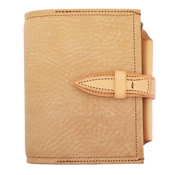 本革の素材力と風合いの豊かさを信じ、デザイン性を伴った個性溢れる最高級フルベジタブルタンニンなめしレザーの数々を絶妙に配して、すべての工程を匠の技のハンドメイドでドラマチックに作り上げた『FLUCT(フラクト)』のミニ6サイズです。※革の個...