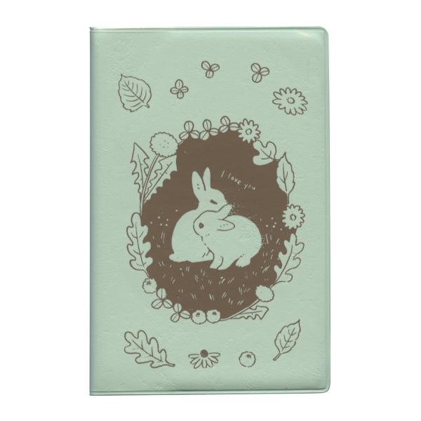 あたたかく軽やかなタッチでうさぎたちの可愛らしさを描くイラストレーター・森山標子さんデザインのポケットノートです。持ち運びしやすい小さいサイズ。手帳のようにPVC製のカバーに本体のノートを挟み込む仕様となっています。フォーマットは4mm方眼...