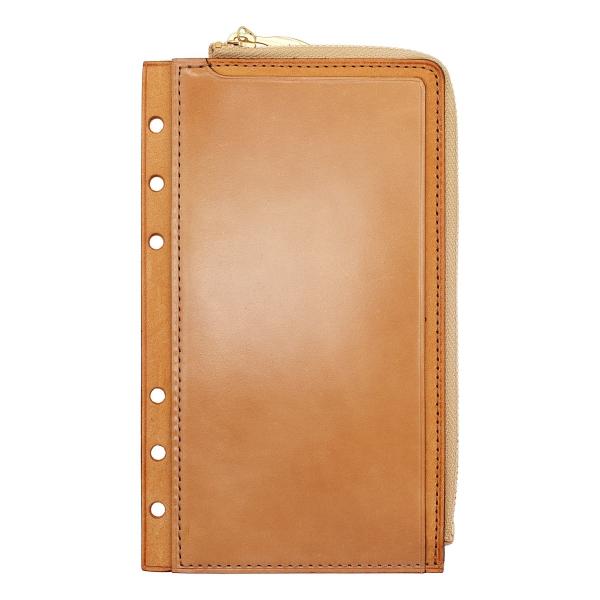 純粋なアニリン水性染料仕上げを施すレーデルオガワ製のコードバンを採用したジッパーポーチリフィルです。小銭やカードの保管に活躍します。染料染めの色味の深さと独特な光沢があり少しづつ色艶を増す経年変色が楽しめます。サイズ:バイブル生産国:日本:...