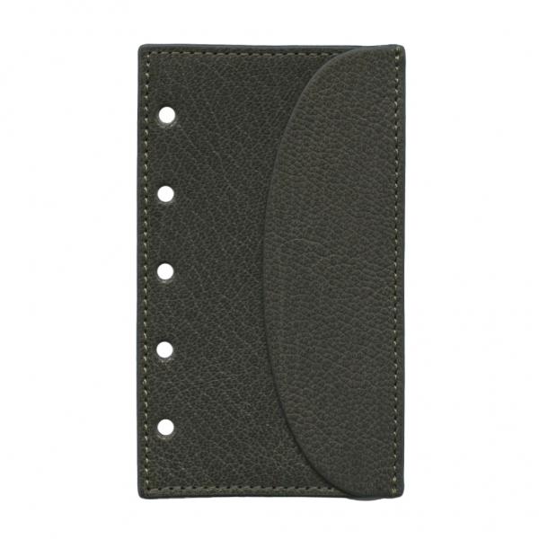 ゴートの革を使用したミニ5サイズポケットリフィルです。付箋やクリップなどの小物を収納できるシステム手帳用のアクセサリーツール。手帳本体とカラーを揃えるのはもちろん、敢えて違うカラーをコーディネートして楽しむこともできます。穴のピッチ的にミニ...