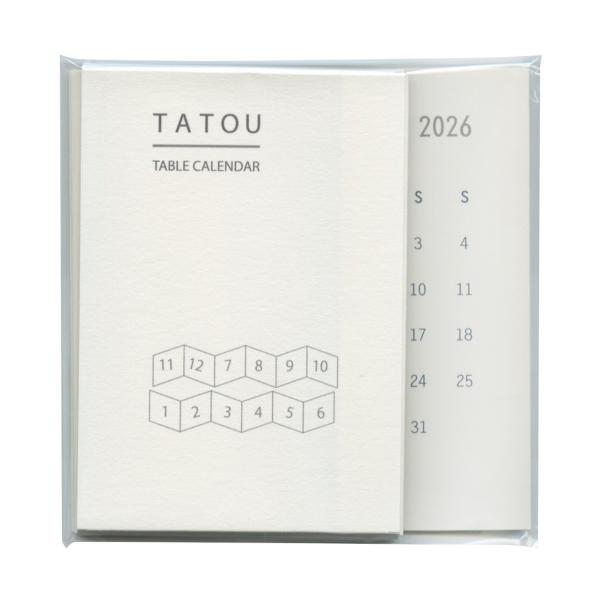 数ヶ月先まで一覧できるジャバラ式卓上カレンダーです。2,3ヶ月分を常に一覧できるようにしつつ、常に置いておいても邪魔にならないような主張の少ないレイアウト。さりげない主張として2026年のワンポイントカラーはPANTONEのテラコッタ調の色...