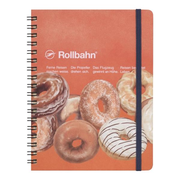 甘い香りがただよってきそうなアメリカンスイーツをモチーフにしたロルバーンポケット付メモです。1960年以前の広告やポスターに着想を得たデザイン。リアルなタッチで艶やかに描いたスイーツに深みのあるカラーや重厚感あるフォントを合わせ、ヴィンテー...