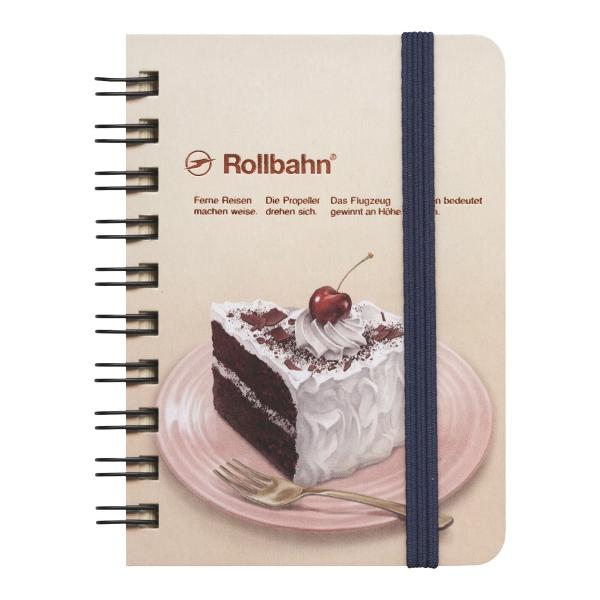 甘い香りがただよってきそうなアメリカンスイーツをモチーフにしたロルバーンポケット付メモです。1960年以前の広告やポスターに着想を得たデザイン。リアルなタッチで艶やかに描いたスイーツに、深みのあるカラーや重厚感あるフォントを合わせ、ヴィンテ...